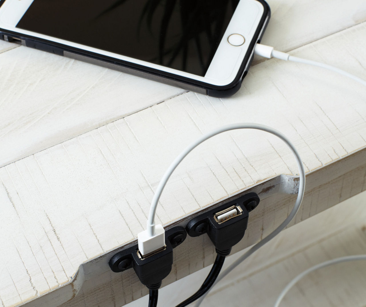 Signature Design By Ashley Dannerville Antique White 3-Tier Accent ...